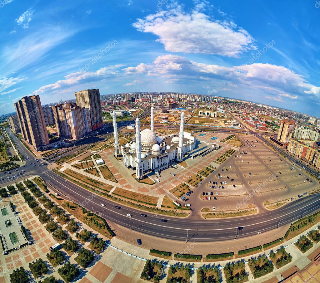 NUR-SULTAN, KAZAKHSTAN - 11 de agosto de 2019: Hermosa vista panorámica del dron aéreo al centro ...