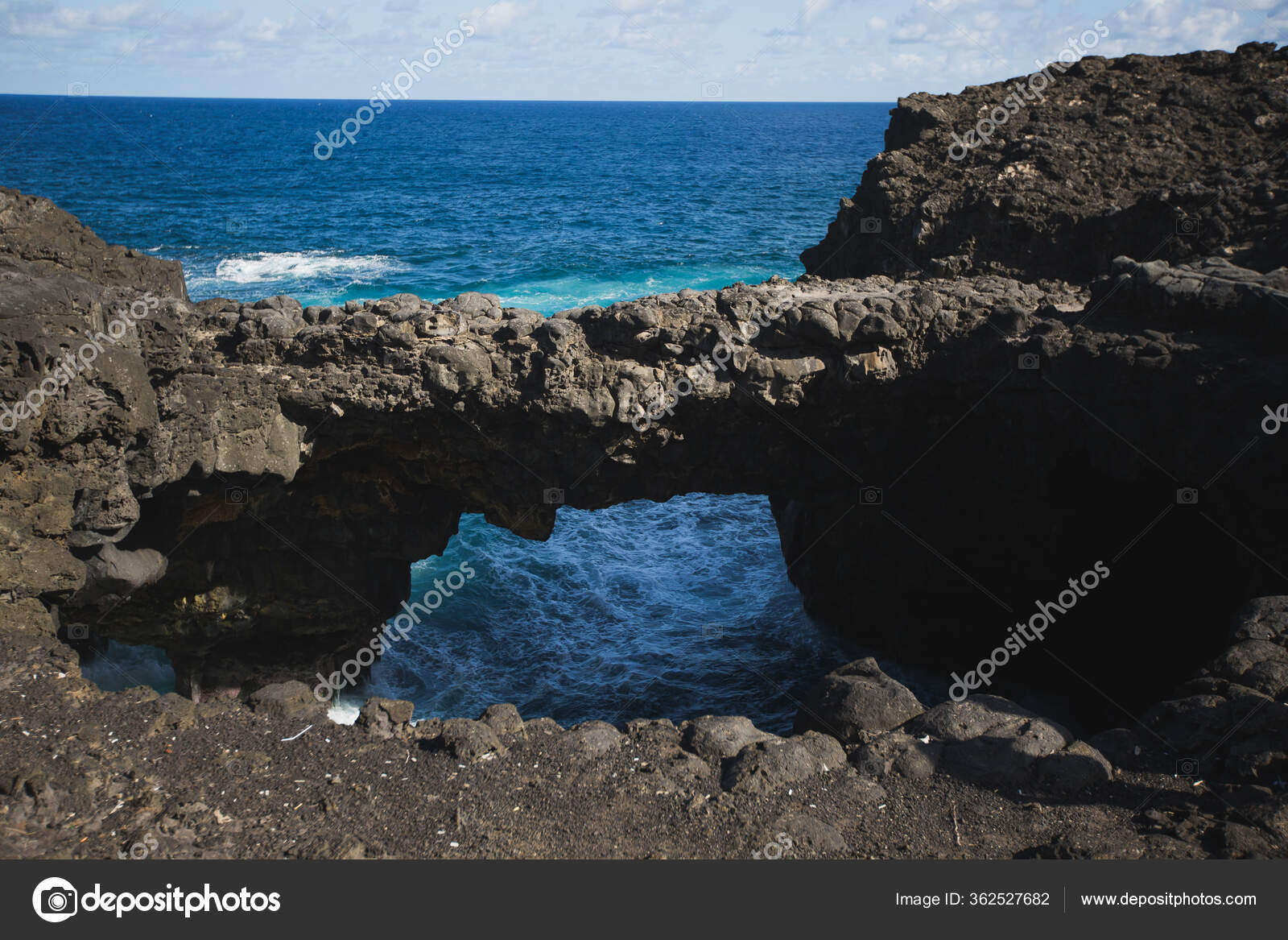 Pont Naturel. Mauritius. The Indian ocean and the cliffs. — Stock Photo ...