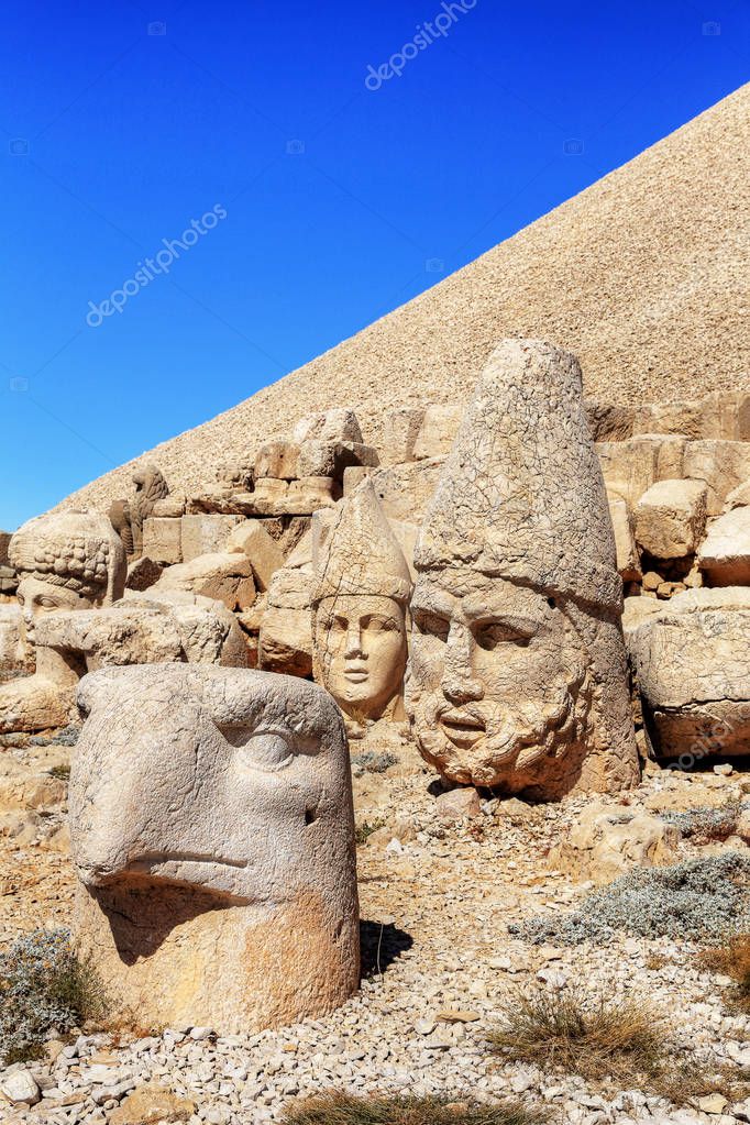Antiguas ruinas de la estatua de Comagene en la cima del monte Nemrut ...