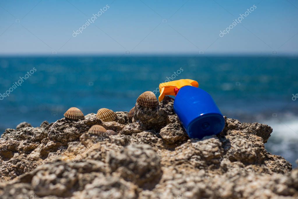 Protector solar protector solar para broncearse en las rocas de la ...