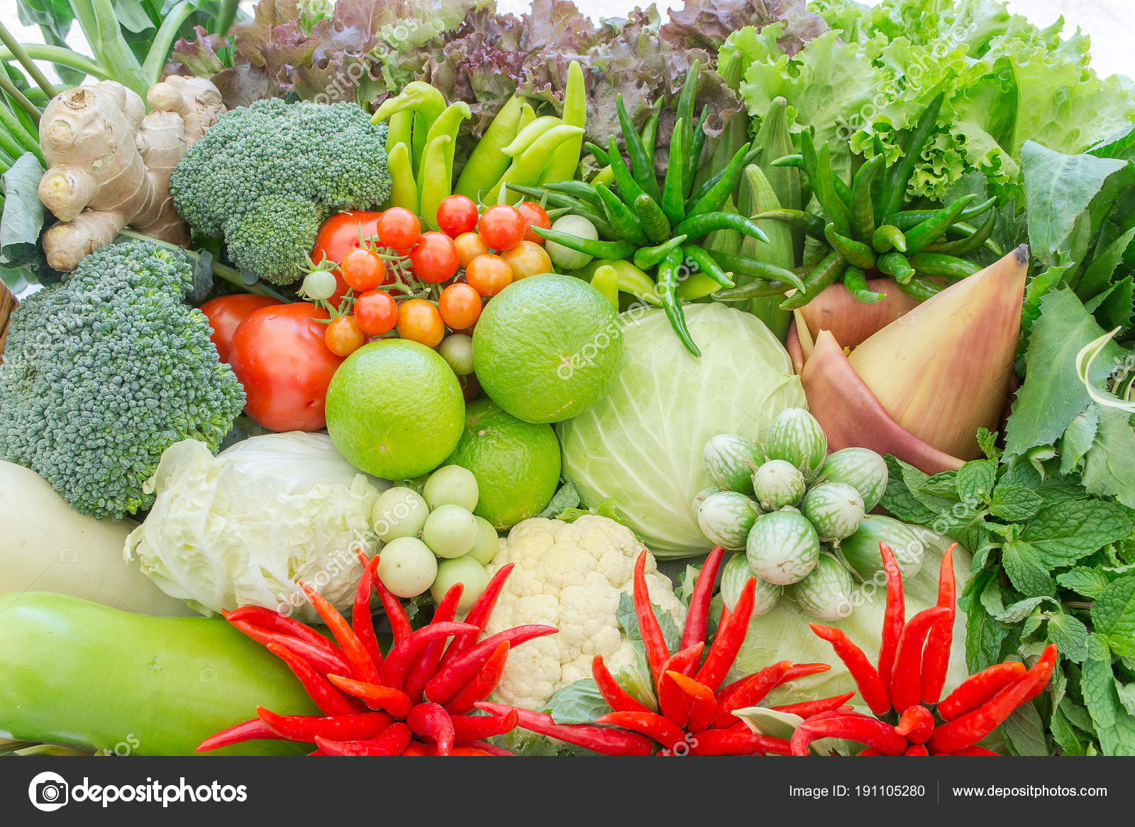 Varias verduras y frutas frescas en un mercado de composición — Foto de ...