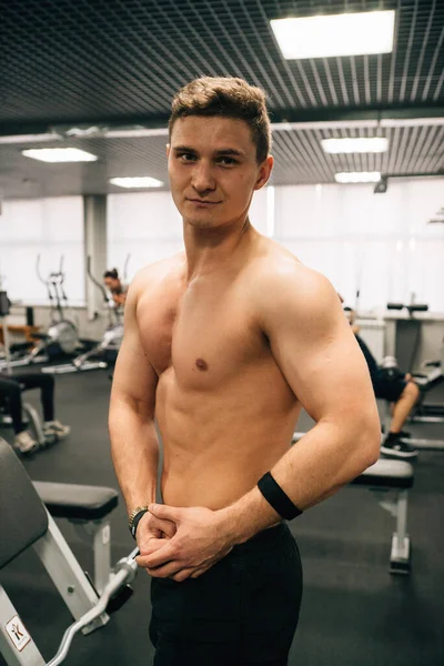 Jovem fisiculturista olhar exausto fotos de stock, imágenes de Jovem ...