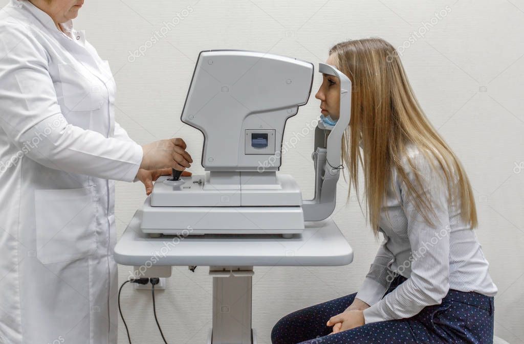 Oftalmología Oftalmólogo Comprueba Los Ojos De Una Niña 2024