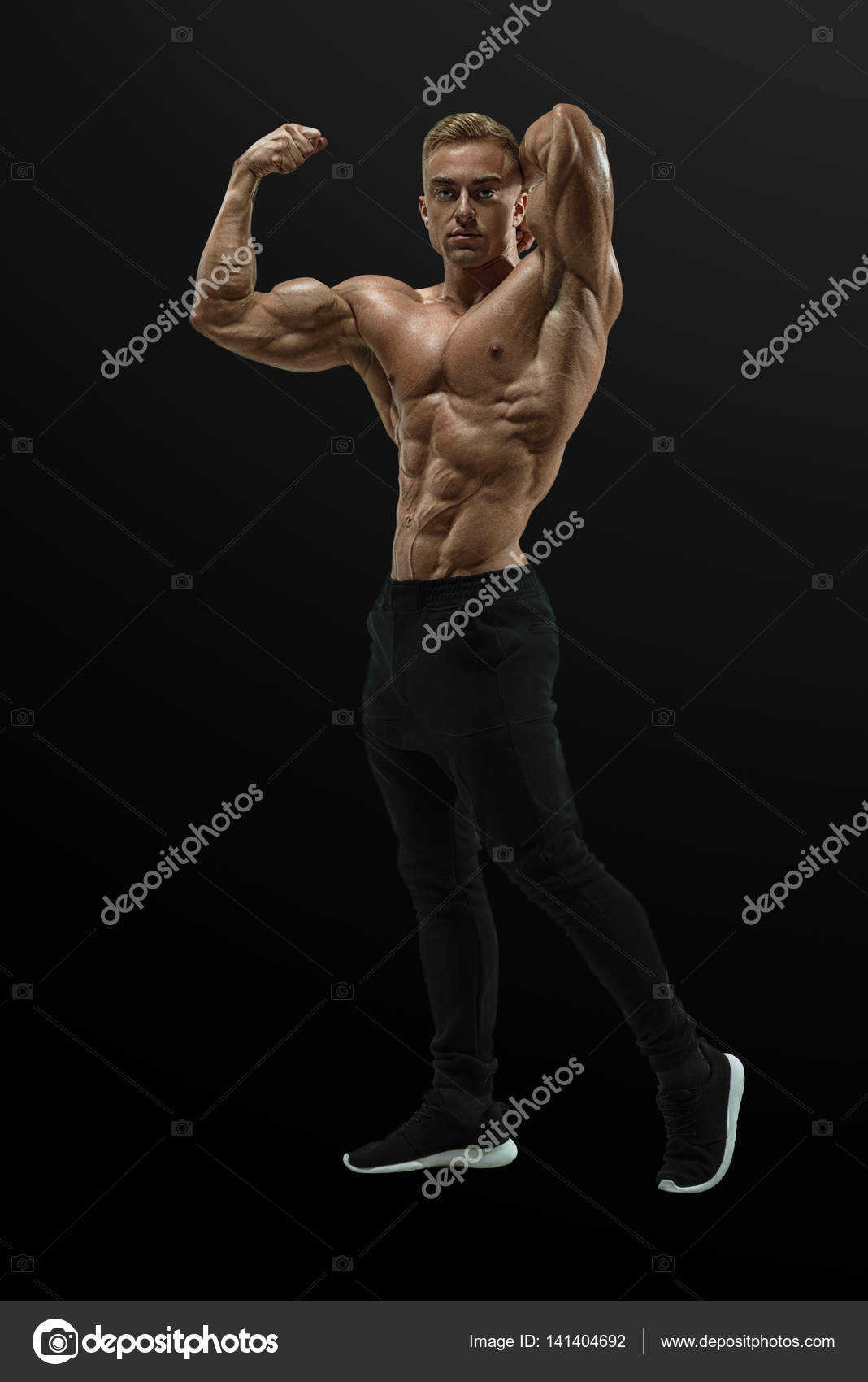 Bodybuilder with muscular physique — Stock Photo © Improvisor #141404692