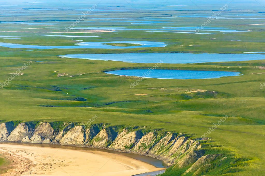 Paisaje de la tundra ártica en verano. Ríos, lagos, vegetación del ...