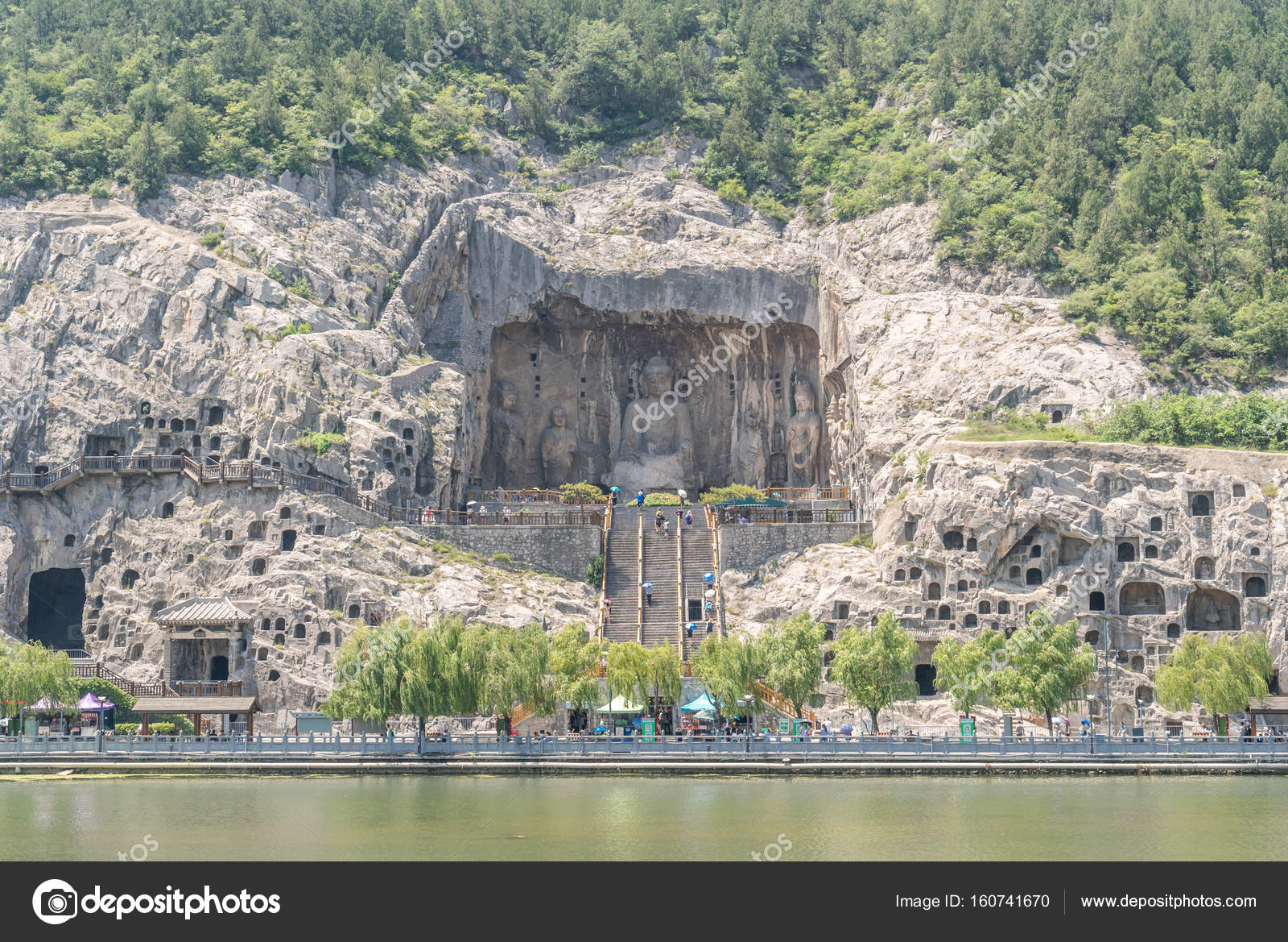 Grutas de Longmen Luayang — Foto de stock #160741670 © vichie81