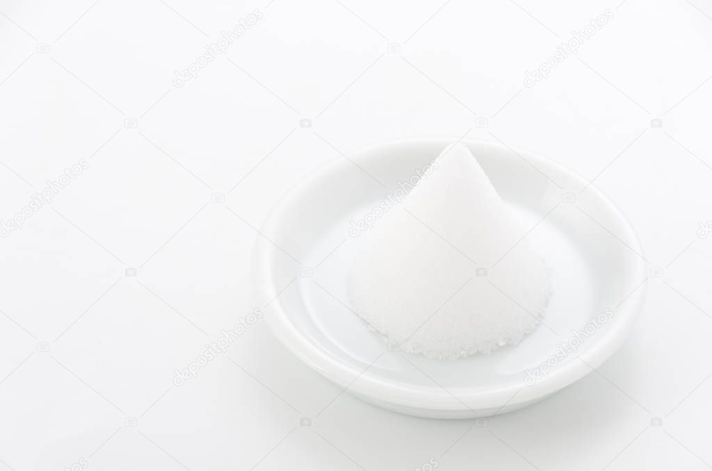 Morishio, que es sal amontonada en un plato pequeño y colocada junto a ...