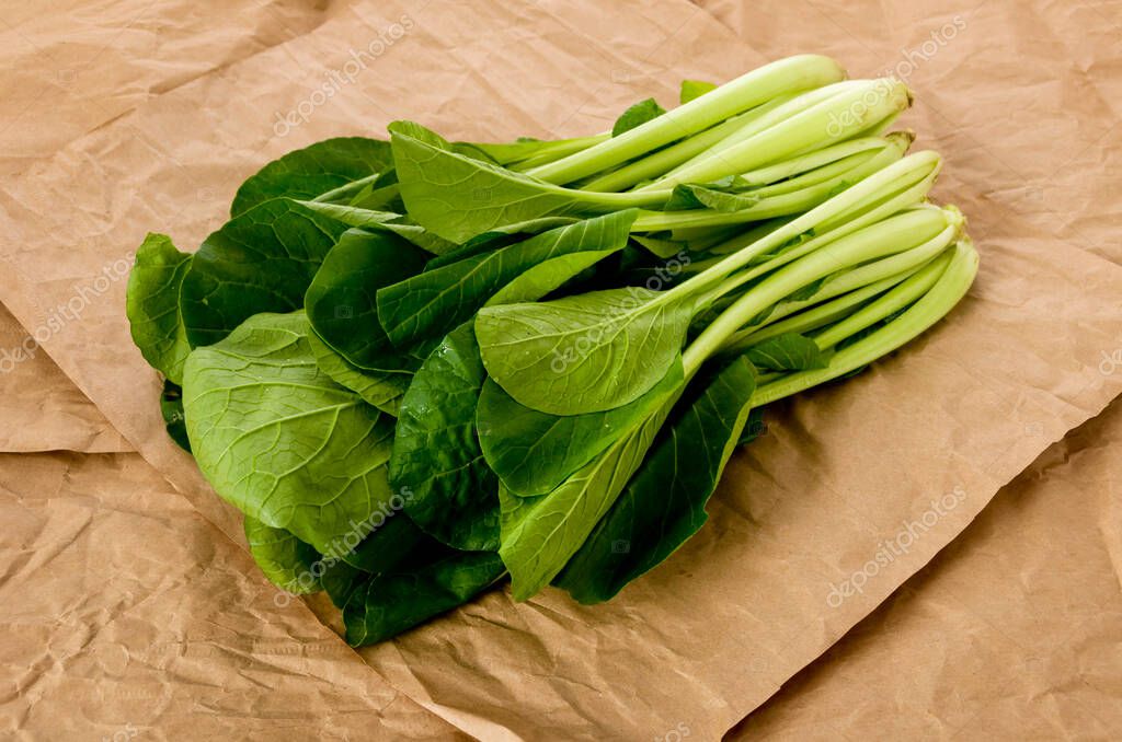 Komatsuna, mostaza japonesa Espinacas sobre fondo de papel artesanal 2022