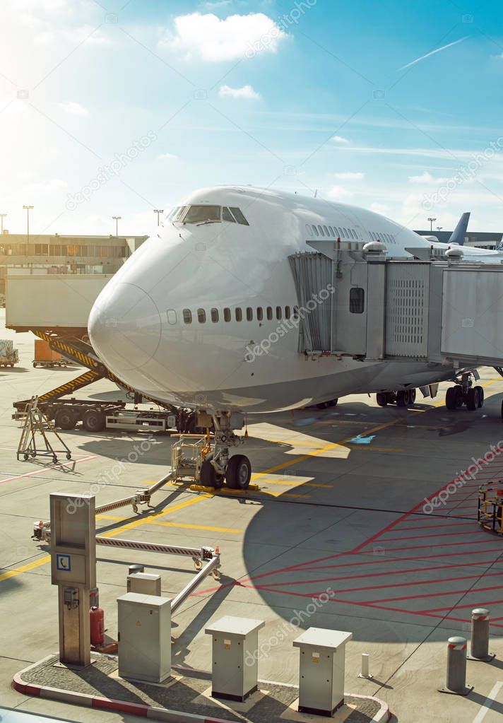 Avi n de pasajeros en el aeropuerto. Mantenimiento de aeronaves. 2024