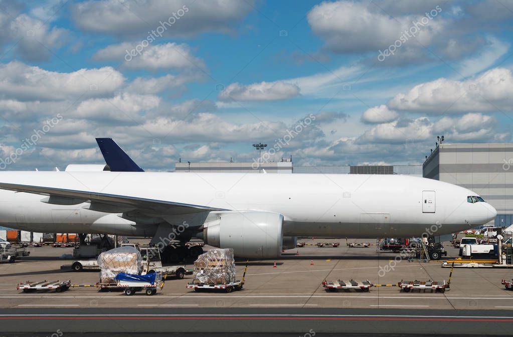 Aviones de carga están cargando en el aeropuerto. 2024