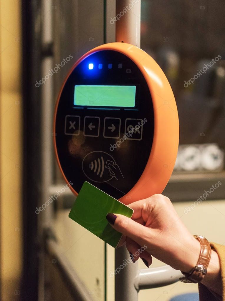 Sistema de validación de billetes en el transporte público moderno. 2024