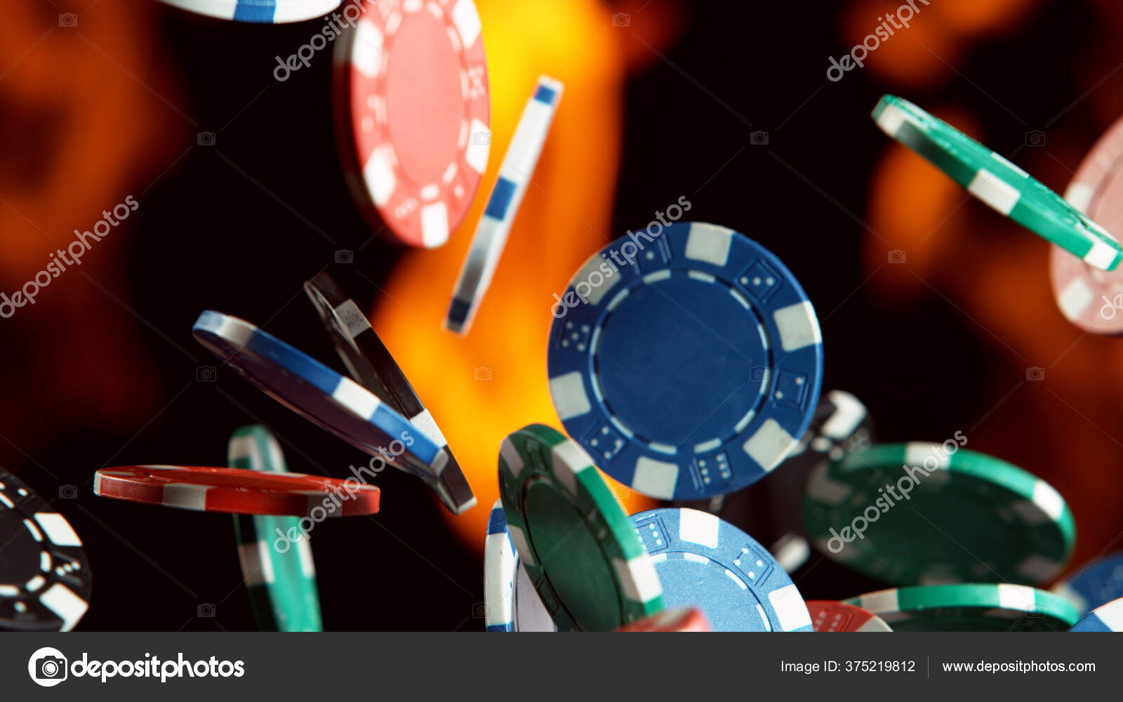 Cayendo Fichas Póquer Con Llamas Fondo Concepto Juego Riesgo Aislado ...