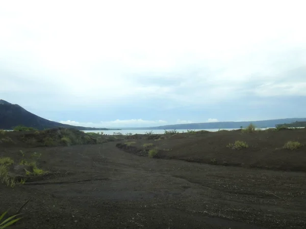 Escena del antiguo aeropuerto de Rabaul, destruido por un erup ...