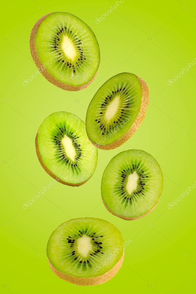 Kiwi volador. Frutas flotantes de kiwi aisladas sobre fondo de color ...