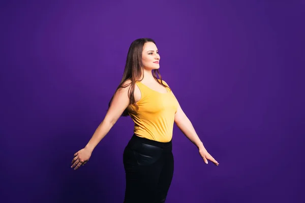 Glad Plus Size Mode Modell Med Långa Raka Hår Kvinna Med Stora Bröst