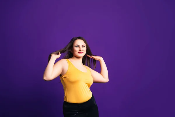 Glad Plus Size Mode Modell Med Långa Raka Hår Kvinna Med Stora Bröst
