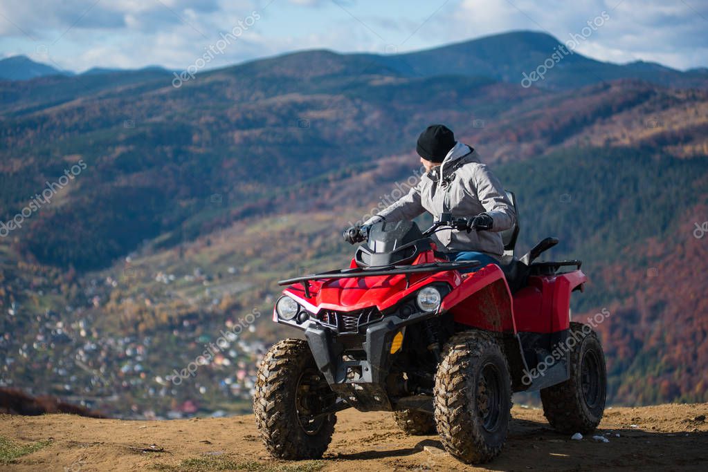 Guy en quad bike en la cima de una montaña 2022