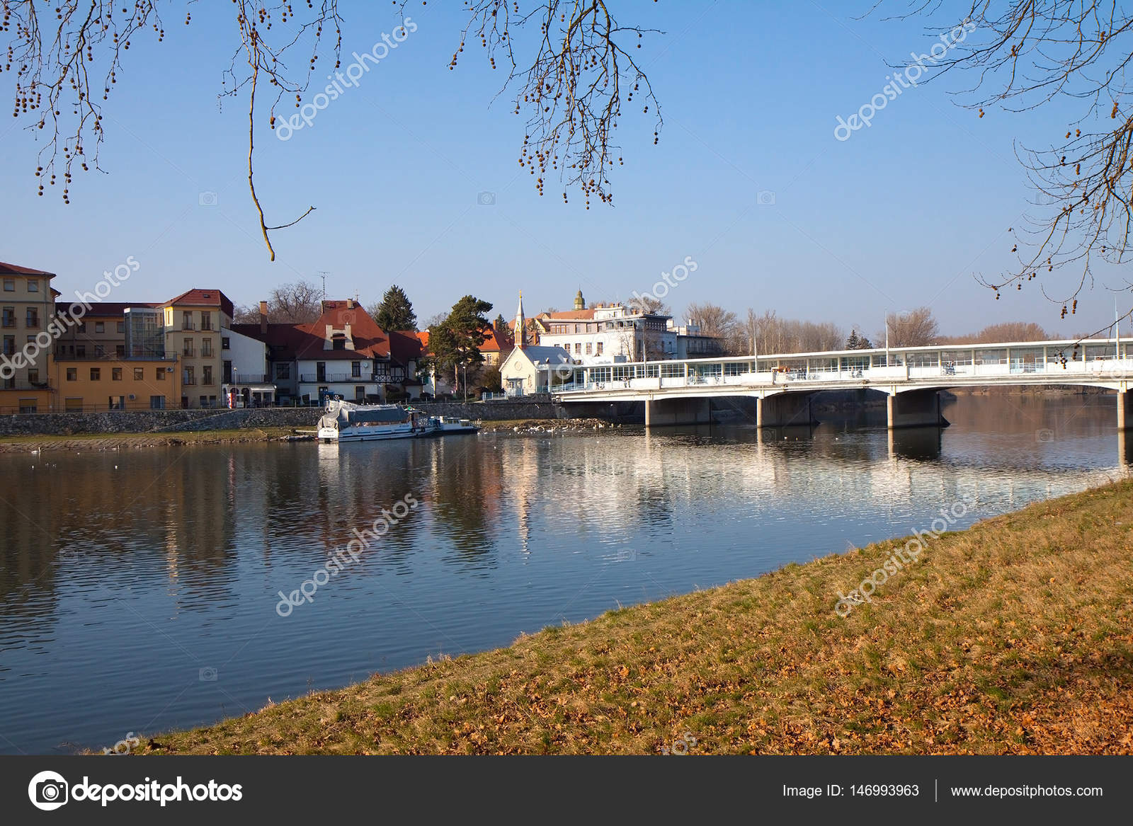 Spring landscape. The River Vh. The City Of Piestany. Slovakia — Stock ...