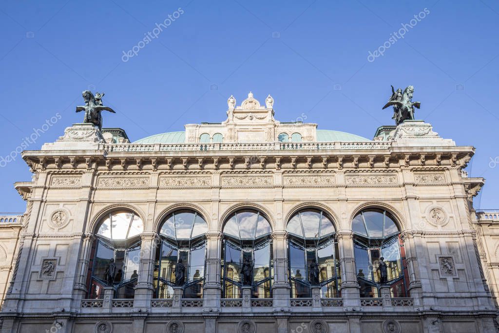 Fachada barroca principal de la Ópera de Viena, también llamada wiener ...