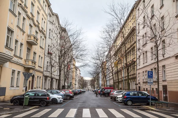 PRAGA, CZECHIA - 2 DE NOVIEMBRE DE 2019: Calle típica del distrito de ...
