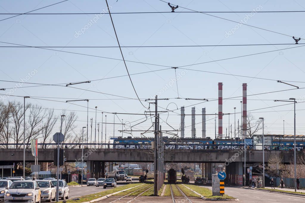 BELGRADE, SERBIA - 2 DE ABRIL DE 2018: Estación de tren de Novi Beograd ...