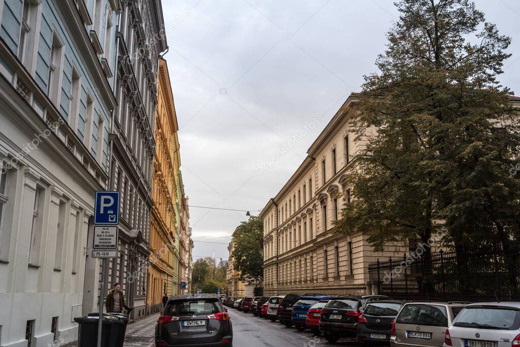 PRAGA, CZECHIA - 2 DE NOVIEMBRE DE 2019: Calle t pica del distrito de ...
