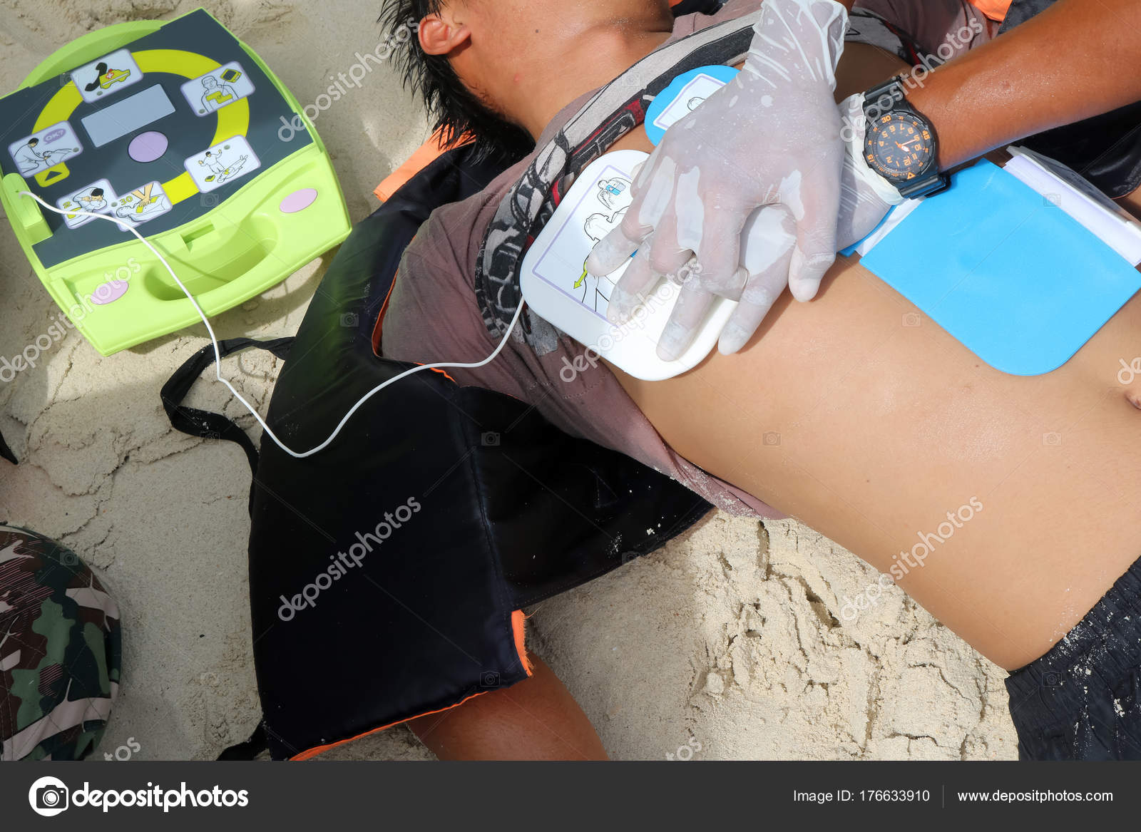 Rescue training CPR and AED on the beach. Stock Photo by ©gonnjdi.gmail ...