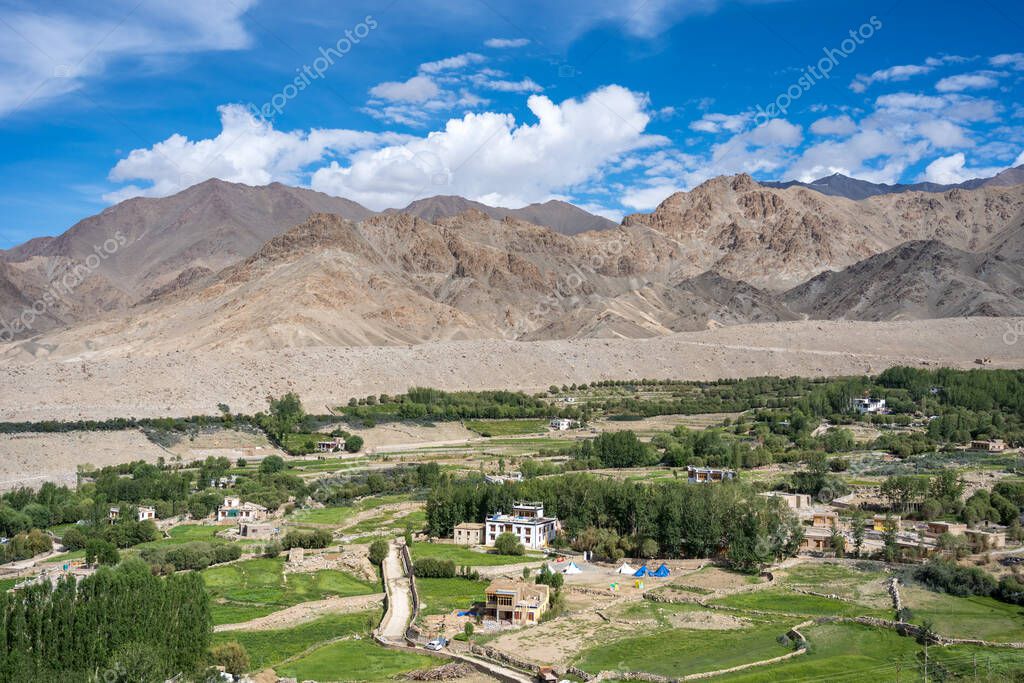 Vista aérea de la ciudad de Leh en Leh, Ladakh, India 2023