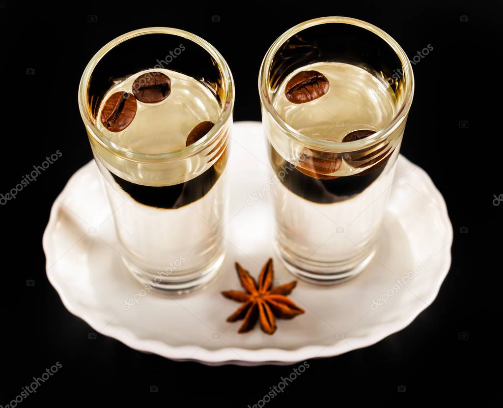 alcohol de anís aromático con granos de café en un vaso, set de bebidas ...