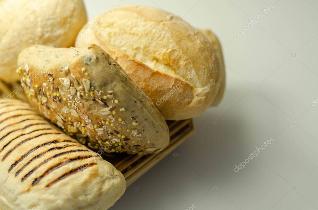 Varios tipos de pan servido en una bandeja de mimbre, deliciosos y ...