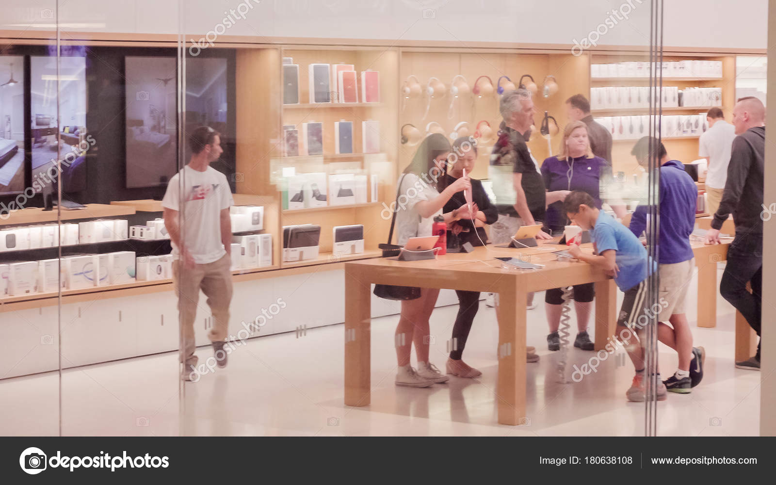 Apple store interior – Stock Editorial Photo © urban_light #180638108