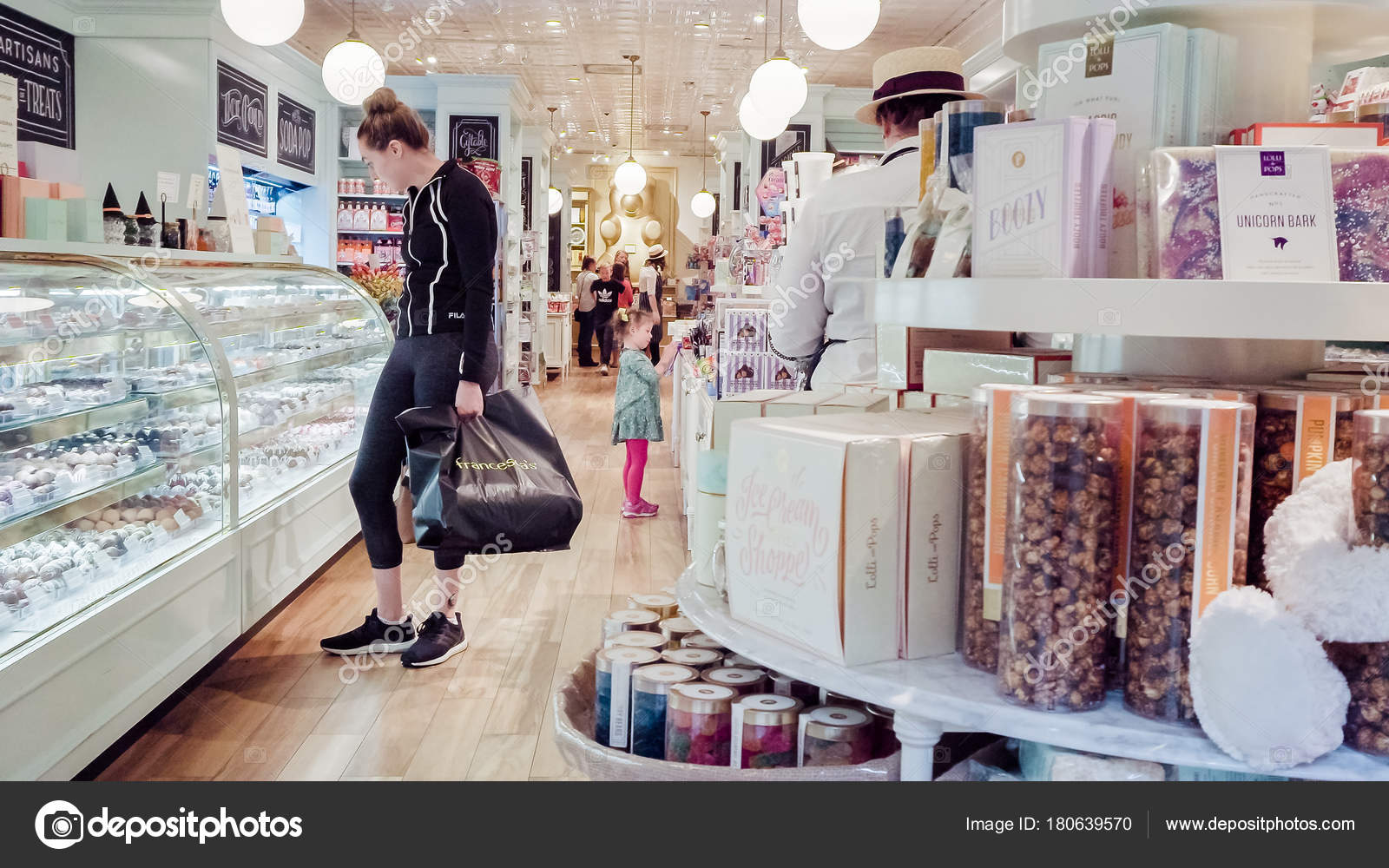 Candy store interior – Stock Editorial Photo © urban_light #180639570