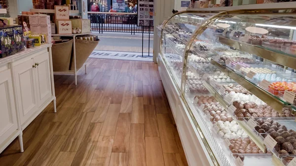 Candy store interior – Stock Editorial Photo © urban_light #180639570