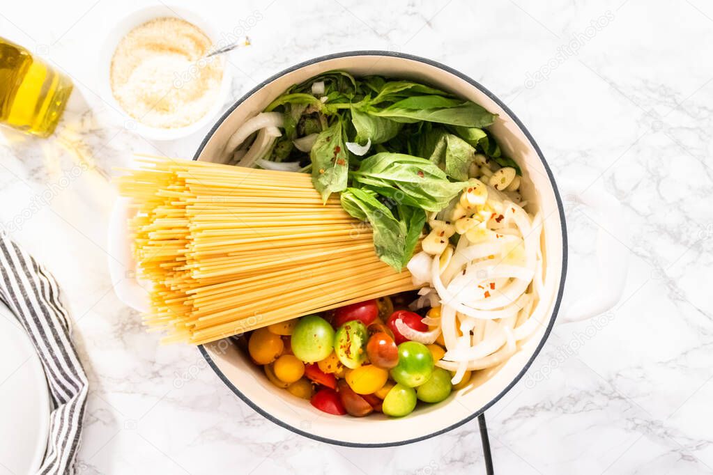 Acostado. Ingredientes para preparar pasta vegetariana de una olla en ...