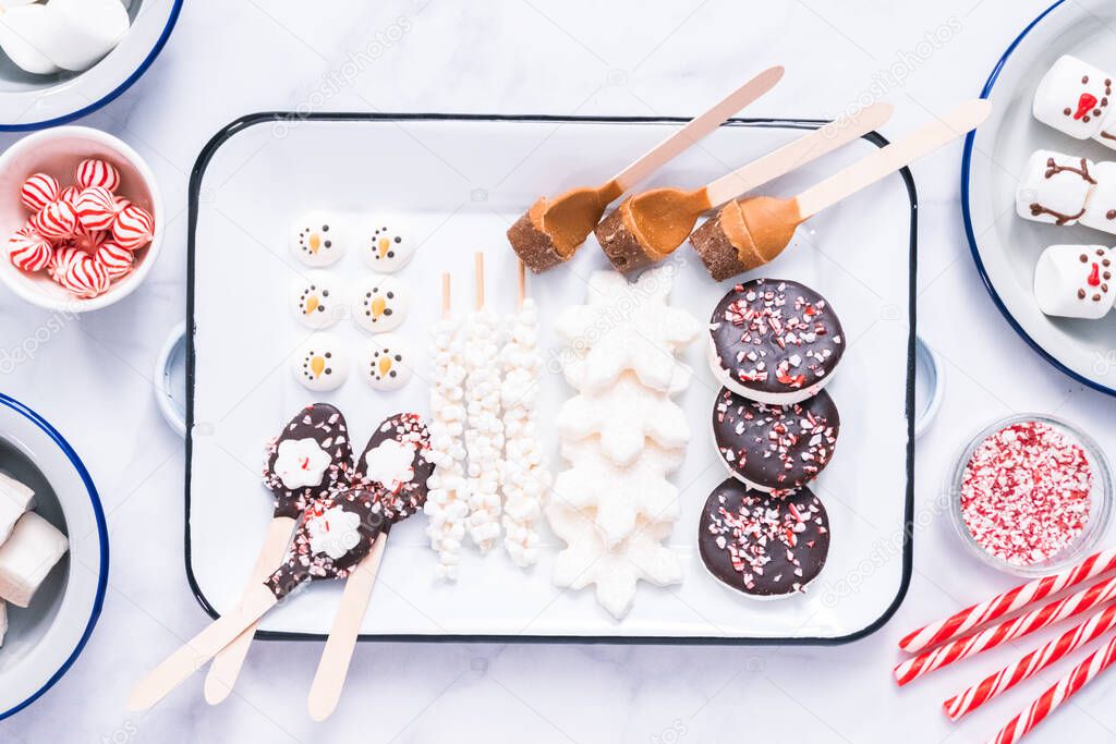 Acostado. Variedad de coberturas de malvavisco con menta y chocolate ...