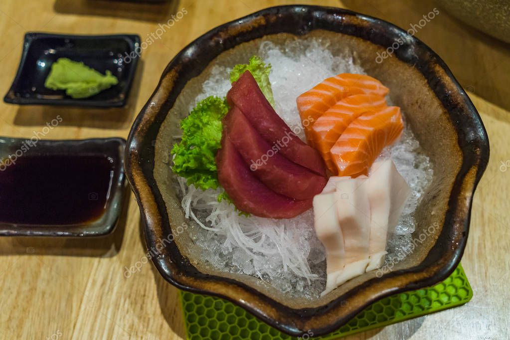 Set de Sashimi rebanado de comida japonesa fresca, salmón Hirame y atún ...