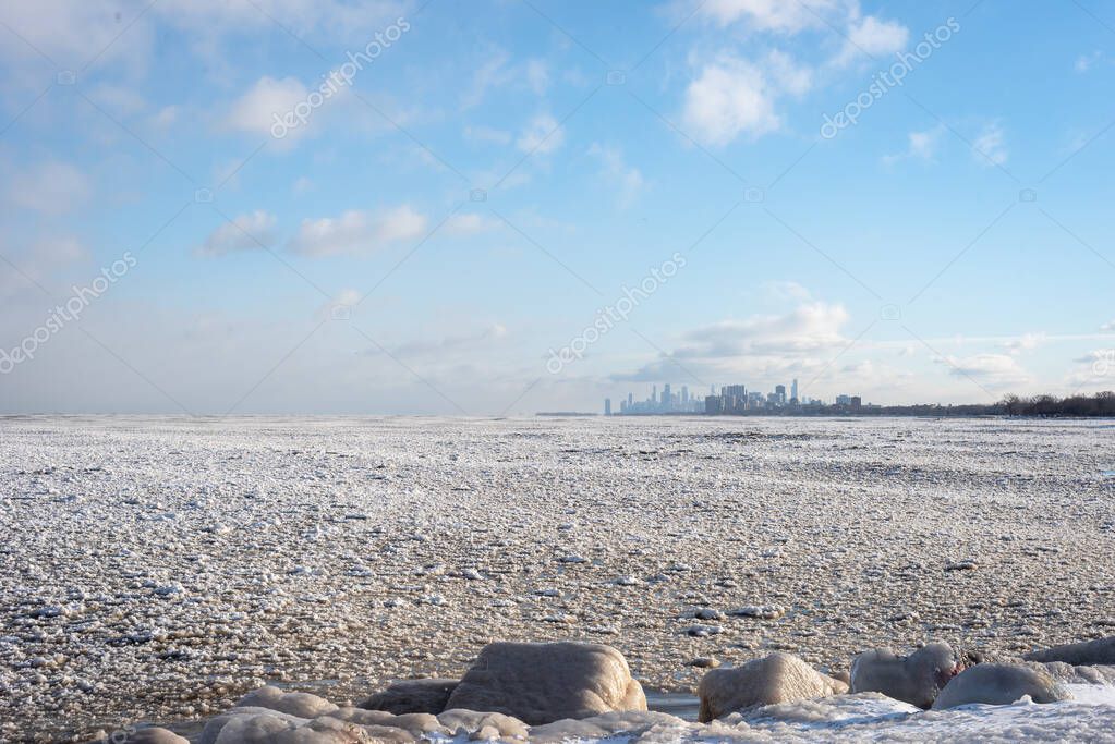 hielo que se forma en el lago Michigan en temperaturas bajo cero con el ...