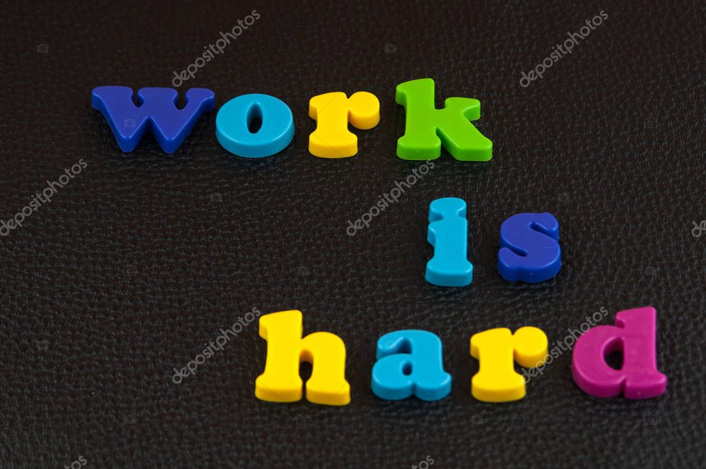 El trabajo es duro escrito en una mezcla de coloridas letras de ...