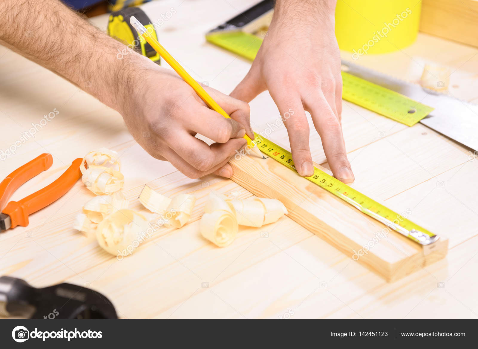 Carpenter measuring plank — Stock Photo © NatashaFedorova #142451123