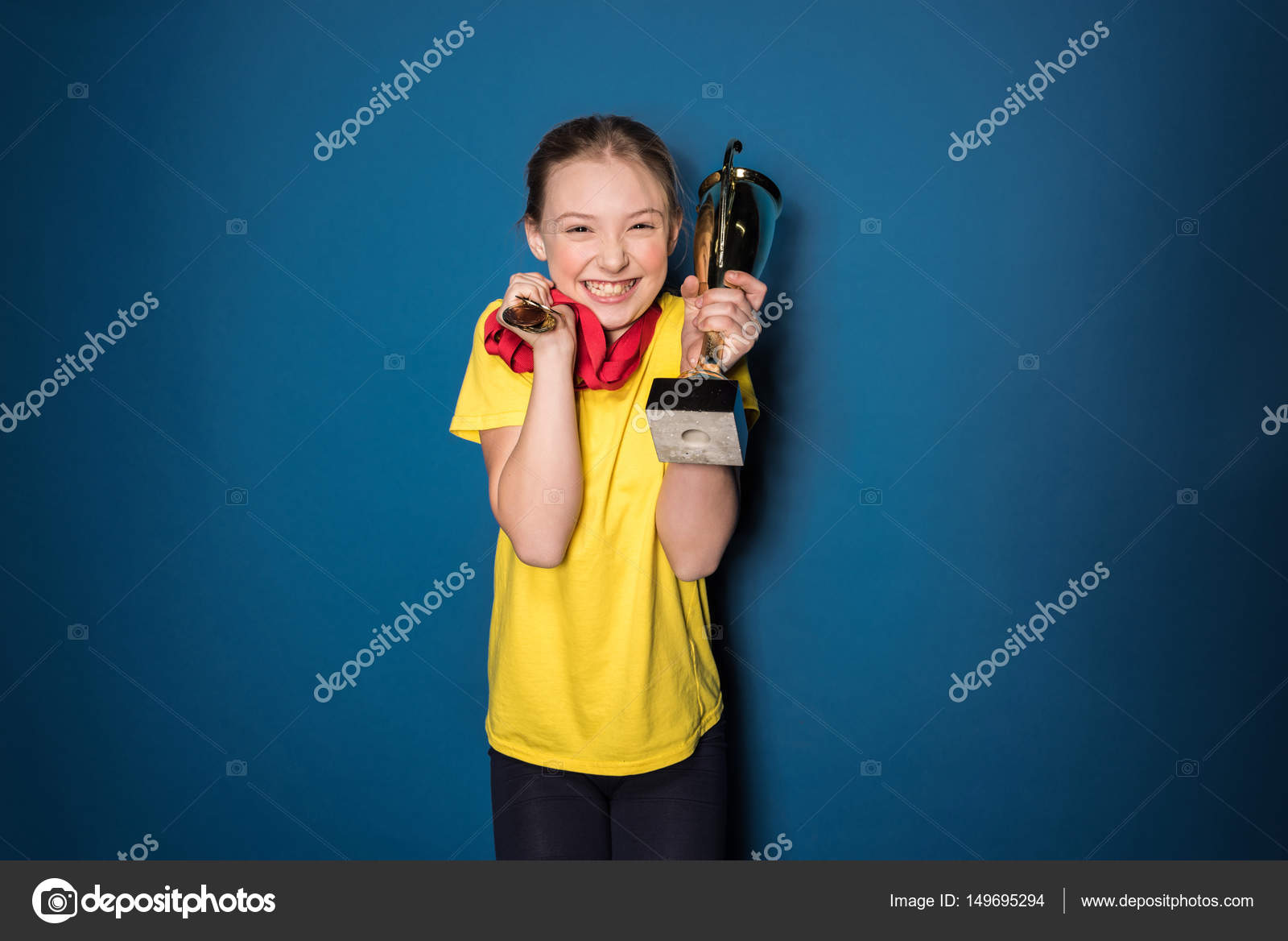 Девушка с медалями и трофеями стоковое фото ©NatashaFedorova 149695294