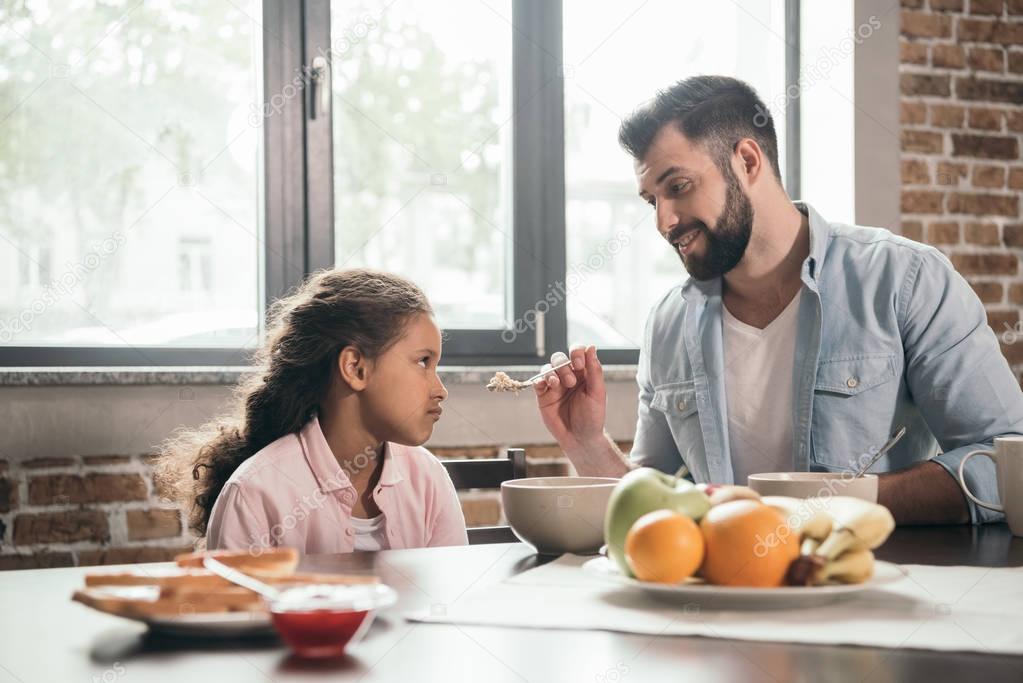 padre alimentaci n chica con gachas 2024