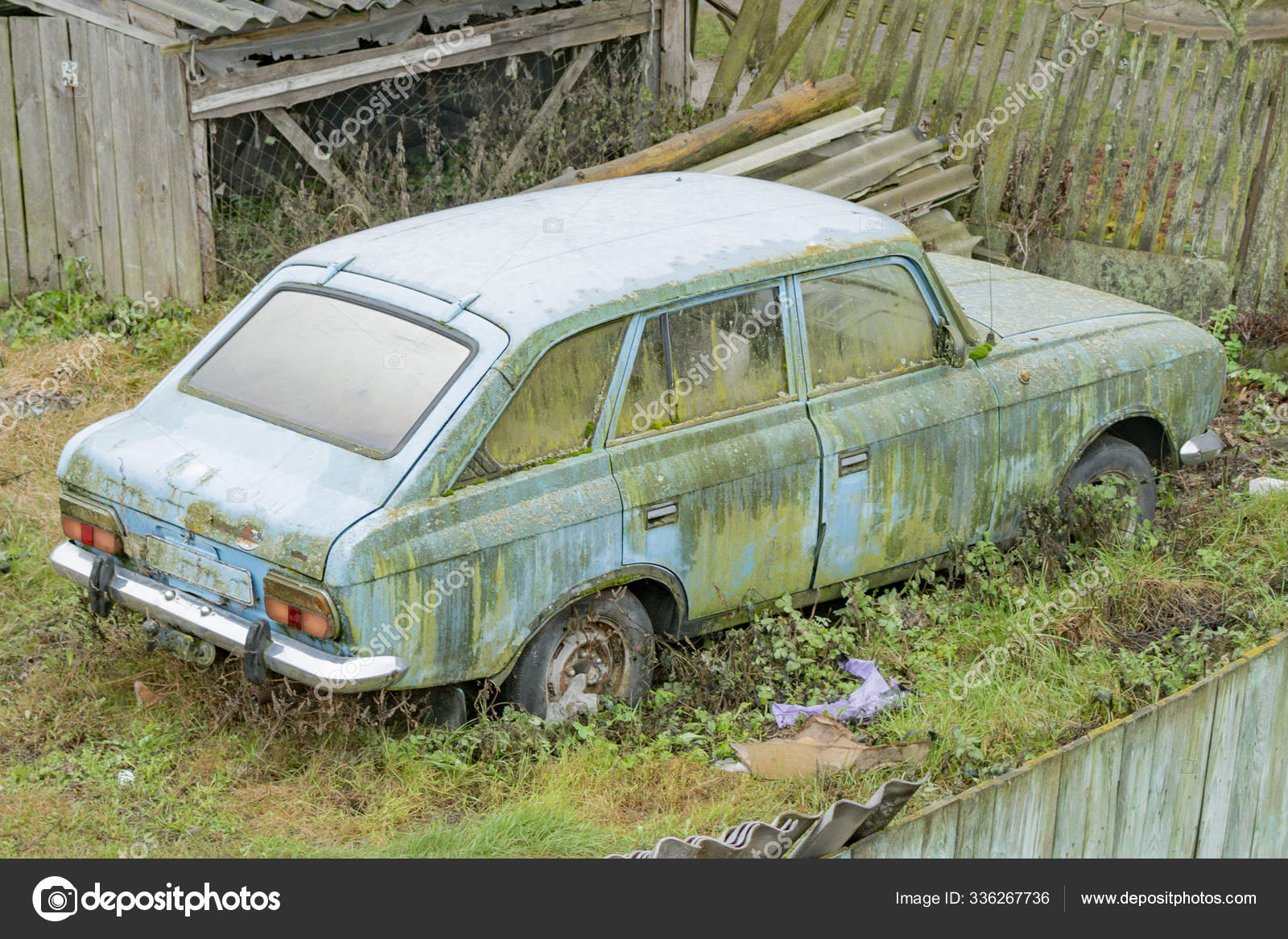 Old Rotten Car Stands Yard — Stock Photo © uesiba49 #336267736