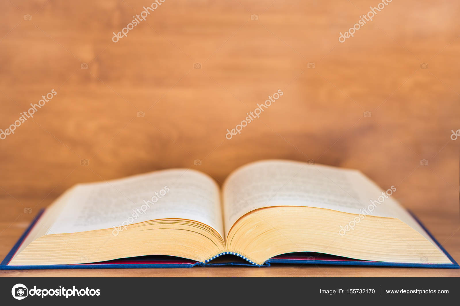 Open book on the shelf Stock Photo by ©Layue 155732170