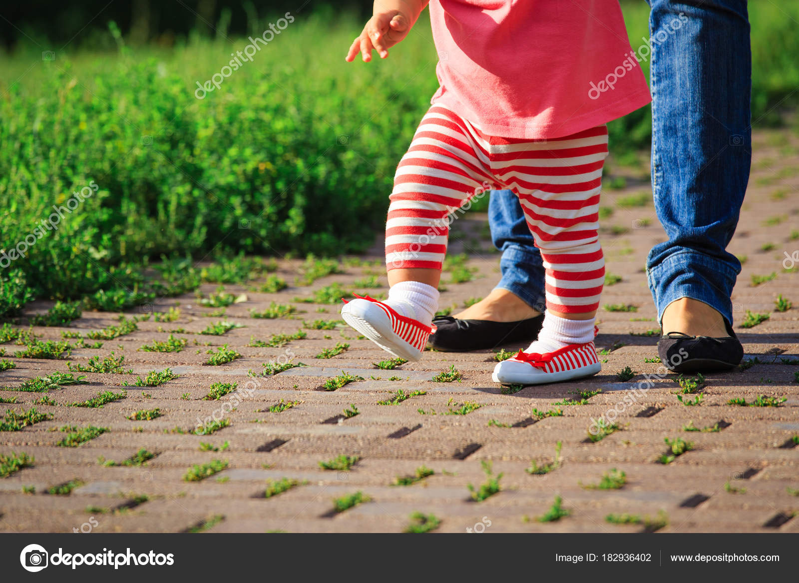 Primeros pasos de linda niña con madre en la naturaleza: fotografía de ...