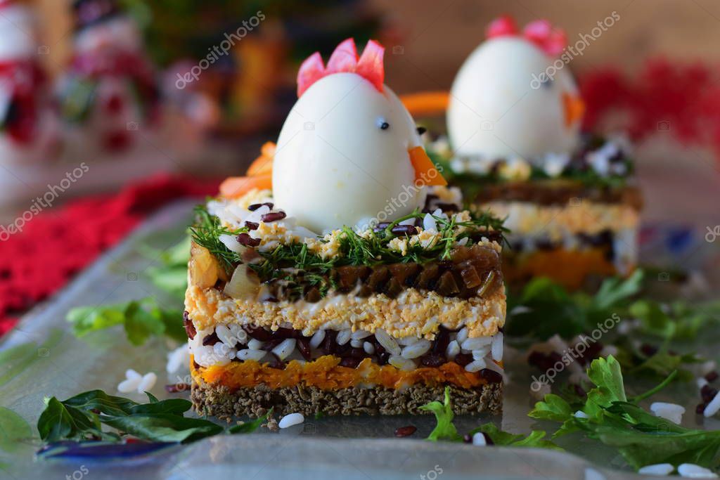 Ensalada en capas de hígado de pollo con cabeza de pollo 2023