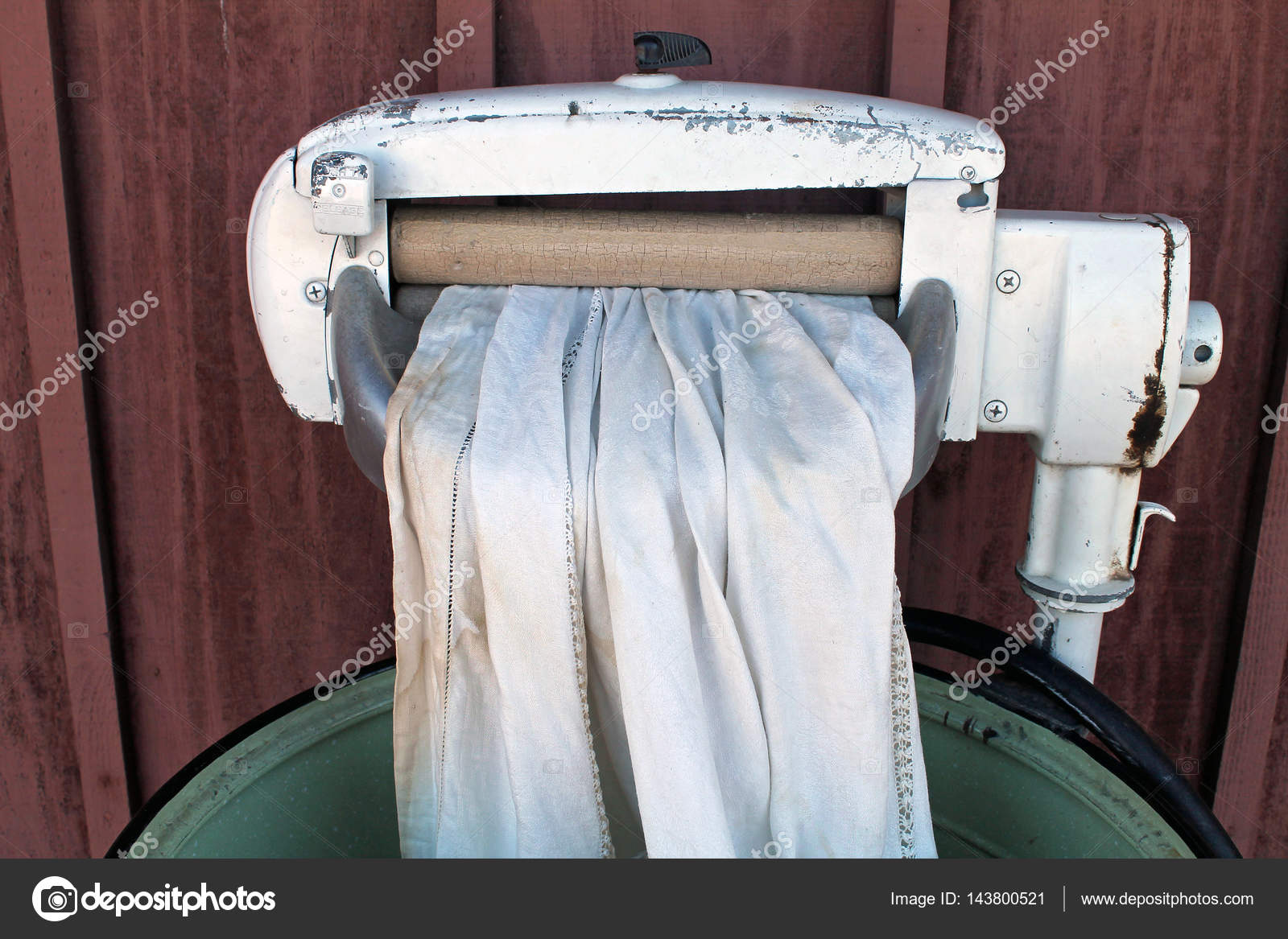 Lavadora Wringer antigua con paño de lino blanco — Foto de stock ...