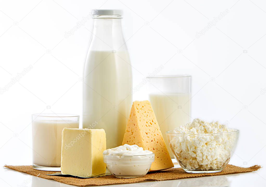 productos lácteos sobre fondo blanco. 2023