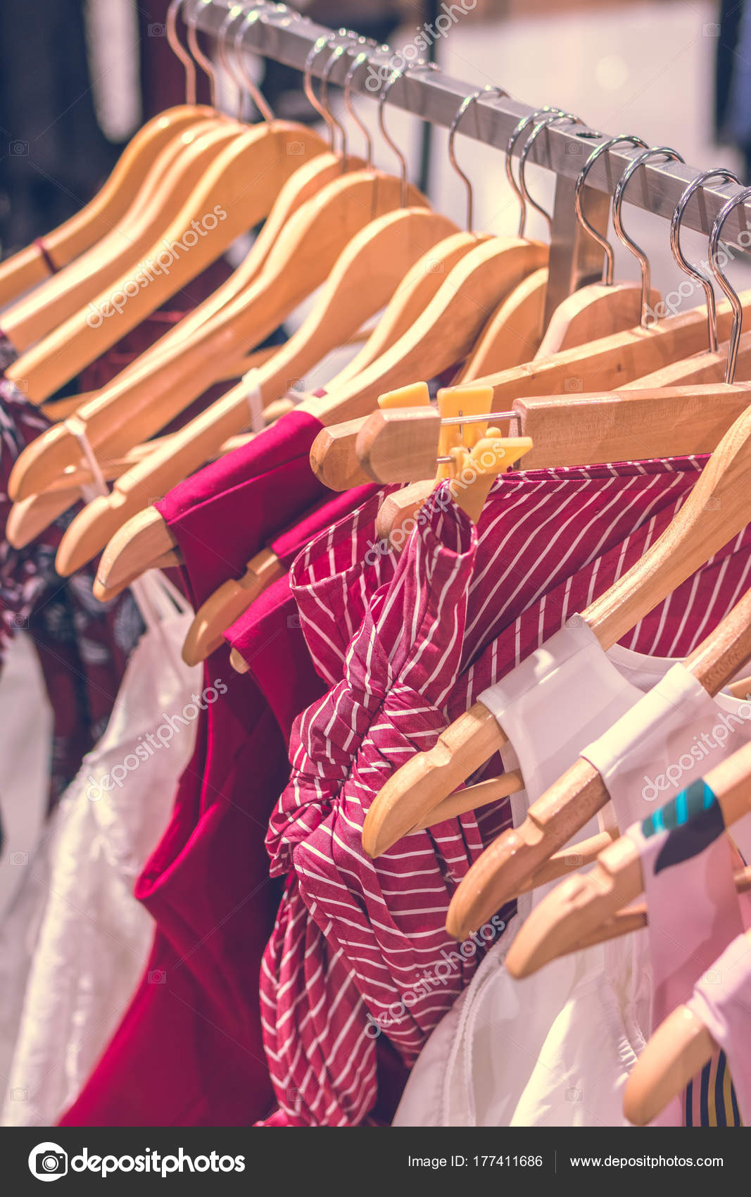 Ropa de mujer en la tienda. Tienda de moda. Centro comercial . — Foto ...