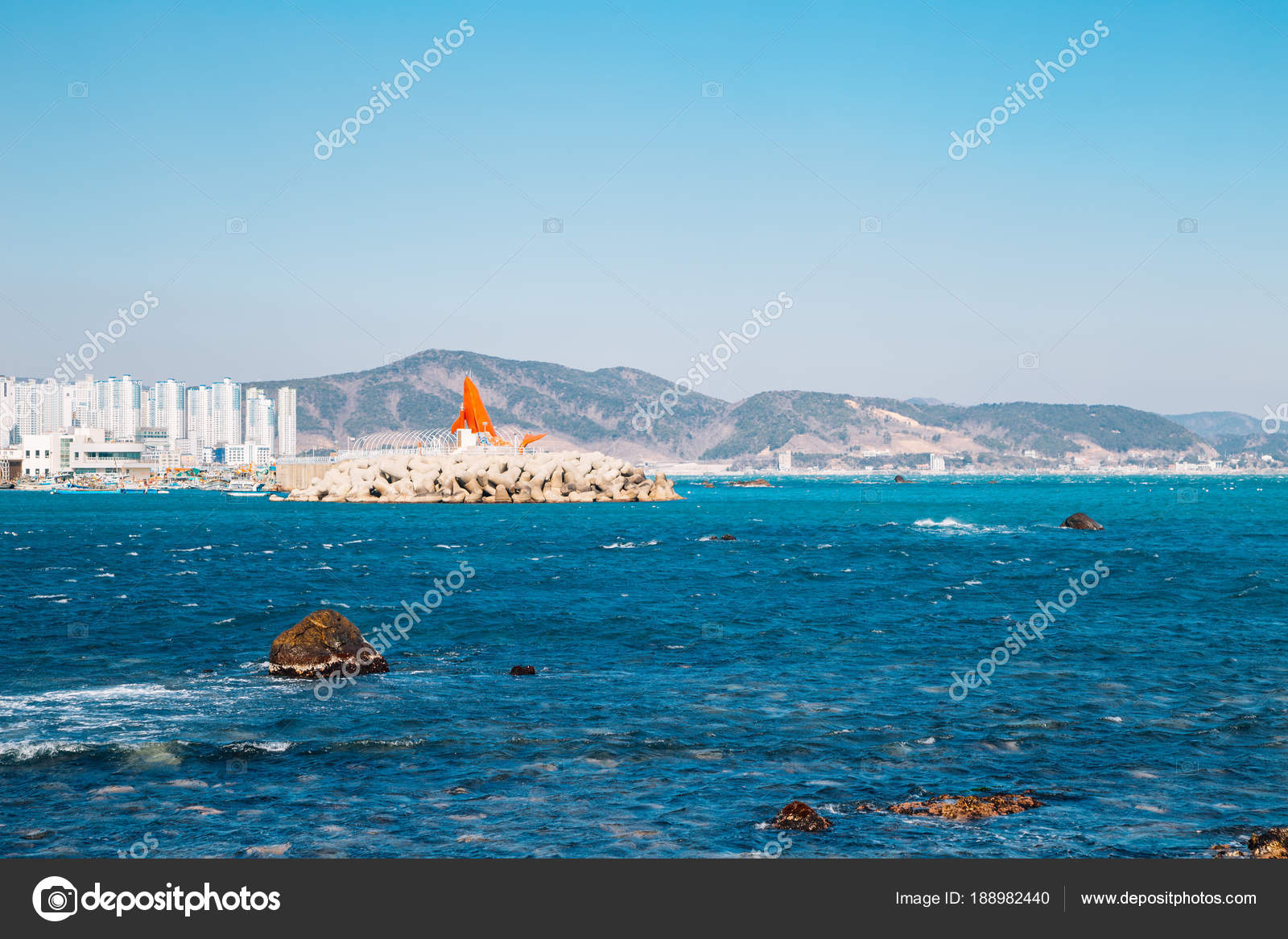 Breakwater and lighthouse at Jeongja harbor in Ulsan, Korea — Stock ...