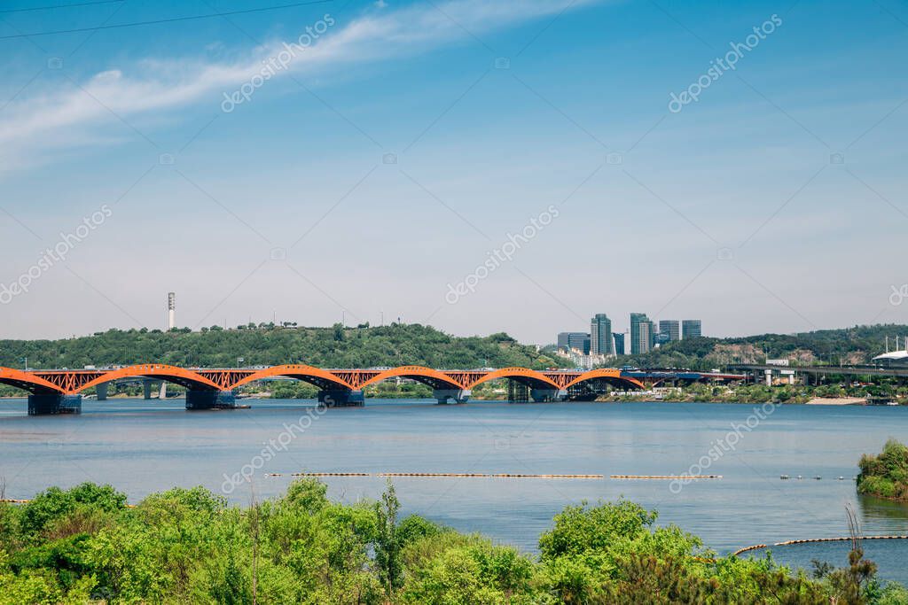 Puente de Seongsan y río Han en Seúl, Corea 2022